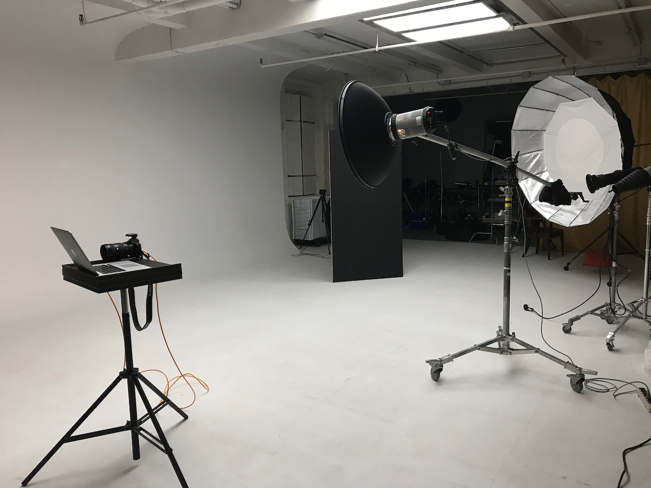 How to work the strobe light in the photo studio?